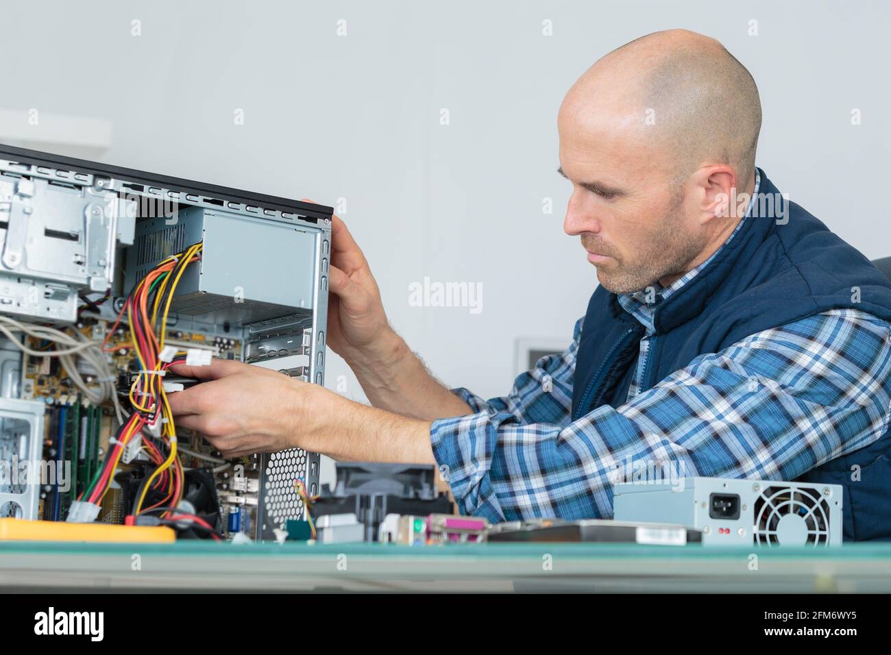 Computer repair remove old hi-res stock photography and images - Alamy