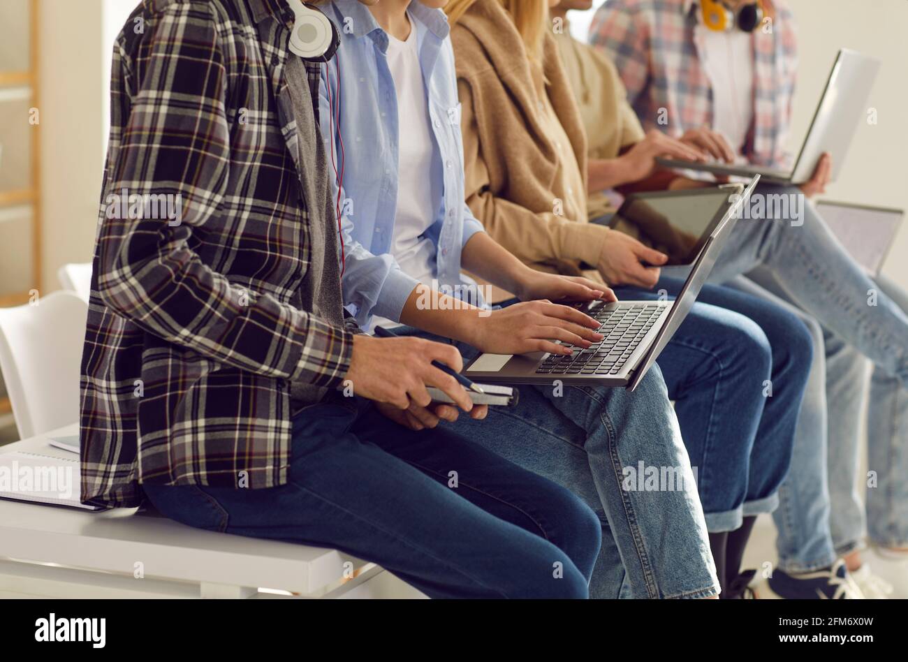 Group of people table mobile hi-res stock photography and images - Alamy