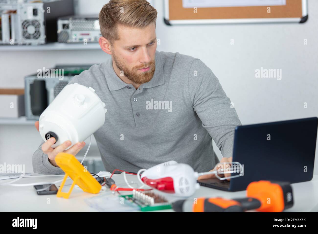 Repairier hi-res stock photography and images - Alamy