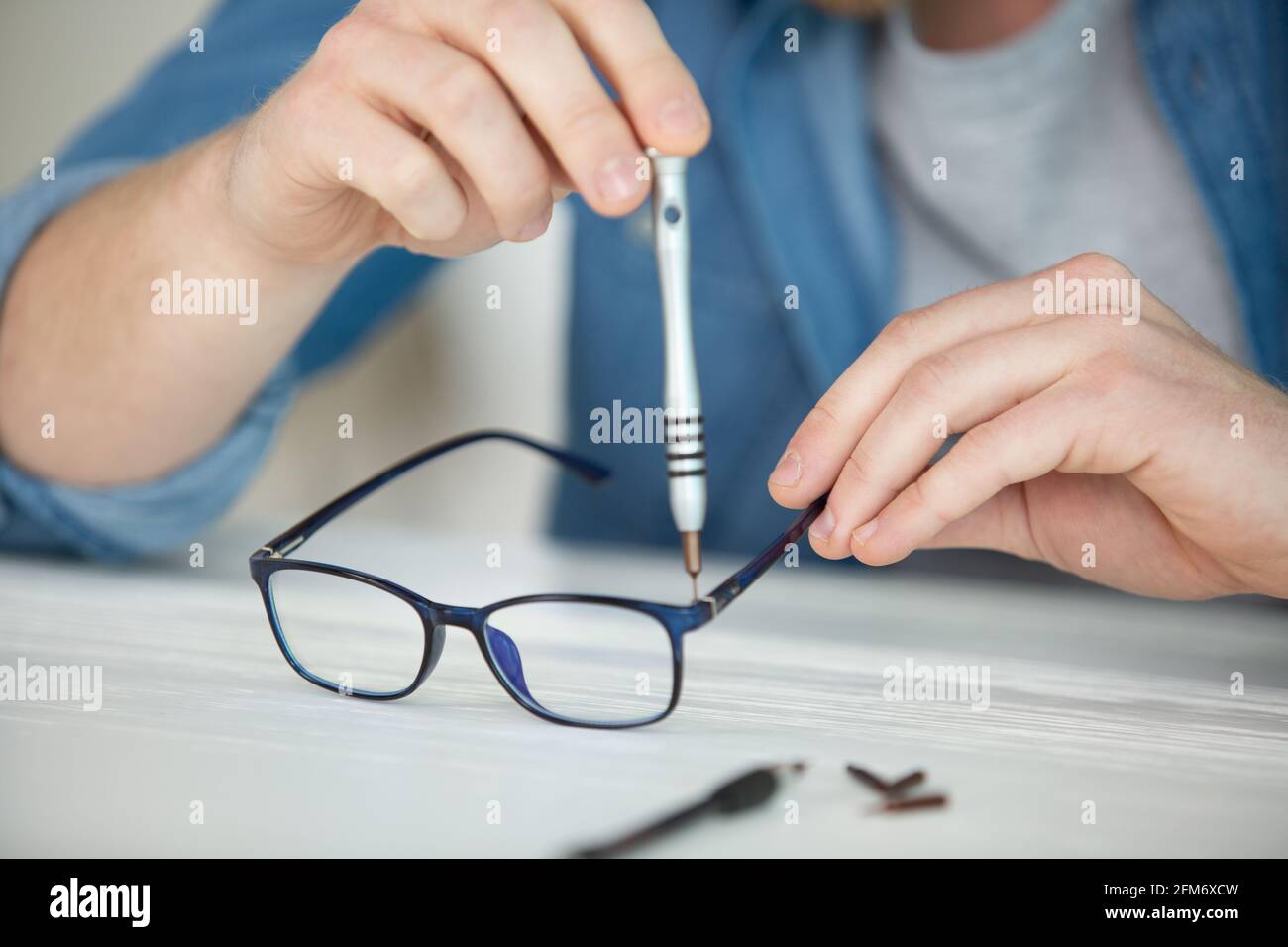 snapshot of hand holding broken glasses Stock Photo - Alamy