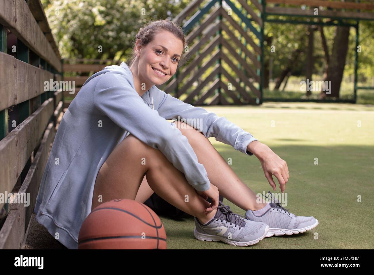 Pretty female basketball player hi-res stock photography and images - Alamy