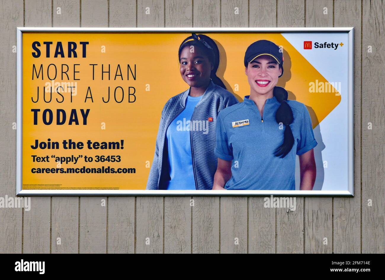 Now hiring signs hi-res stock photography and images - Alamy