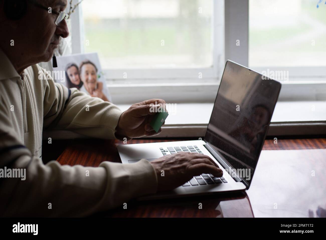 Elderly computer confusion hi-res stock photography and images - Alamy