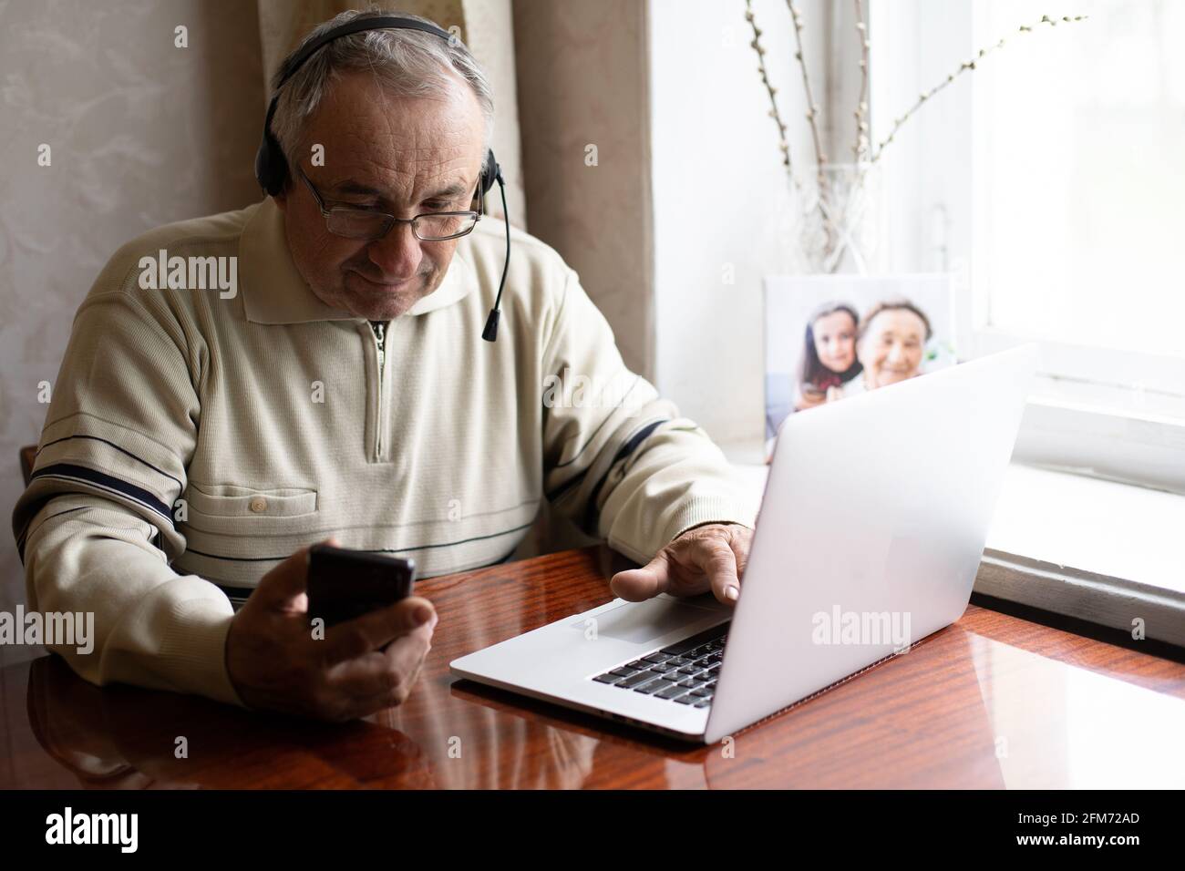 Face confused old man computer hi-res stock photography and images - Alamy