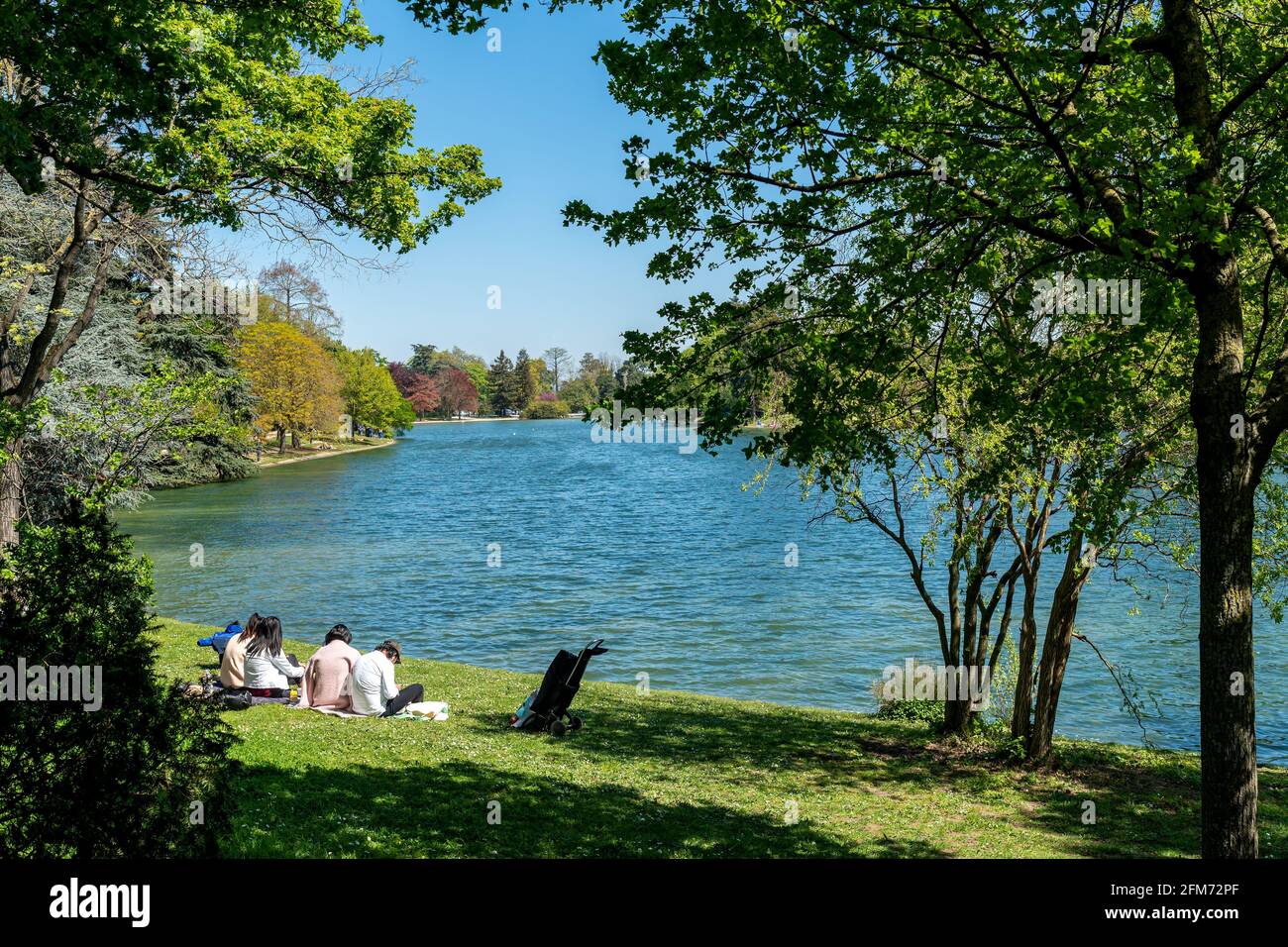 Parisians relaxing on the lower lake in the Bois de Boulogne - Paris ...
