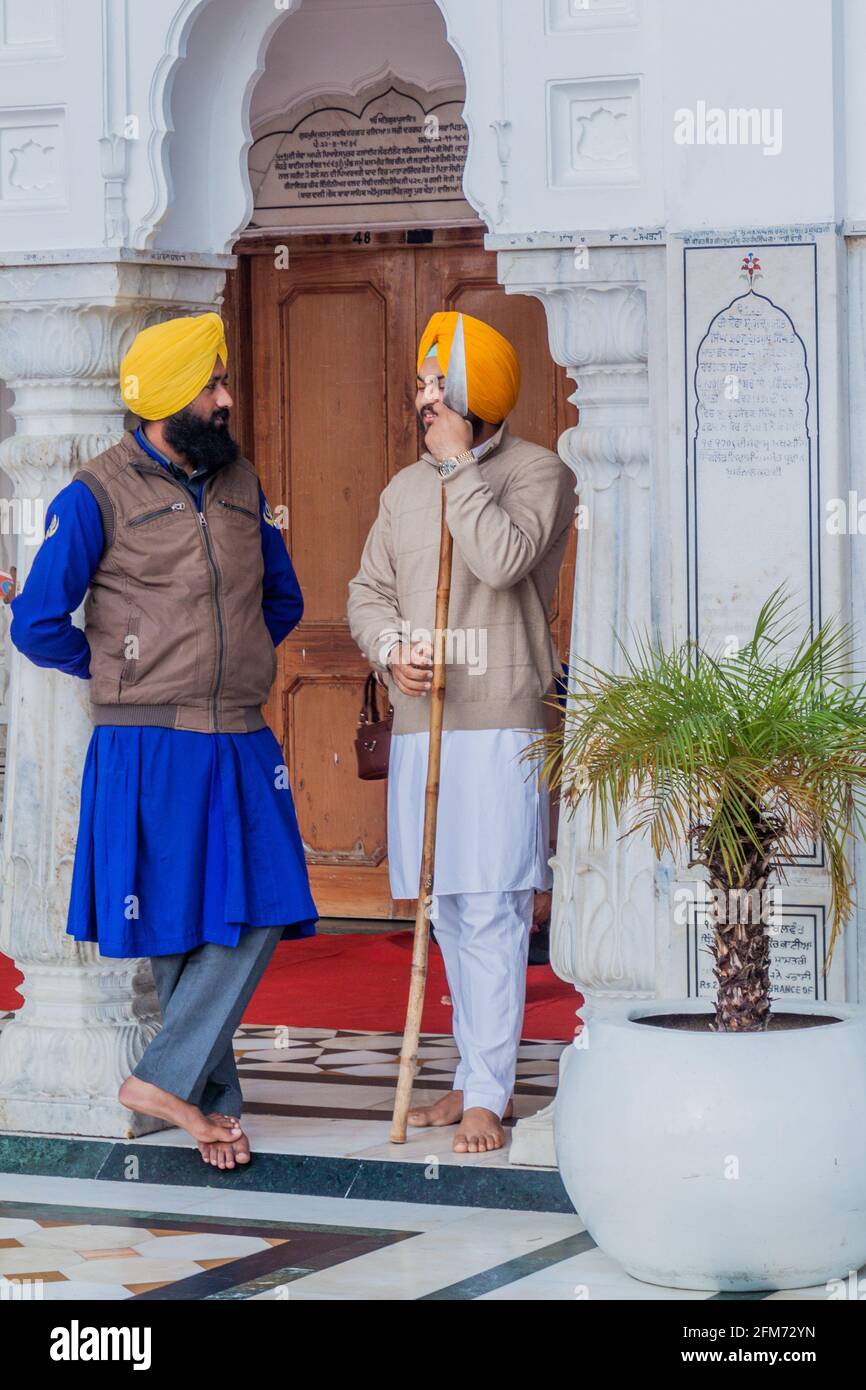 Sikh guard golden temple amritsar hi-res stock photography and images ...