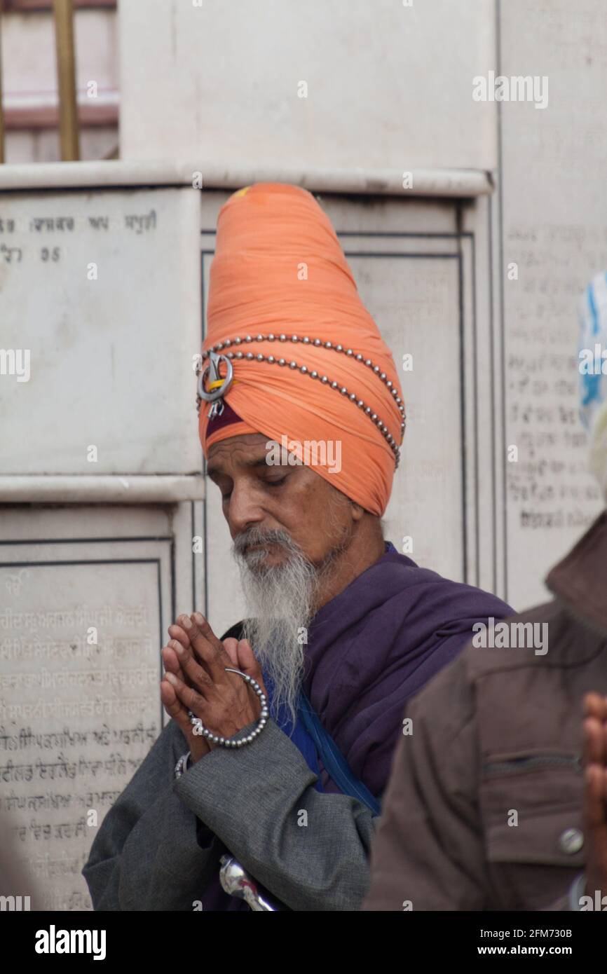 India devotee temple hi-res stock photography and images - Alamy