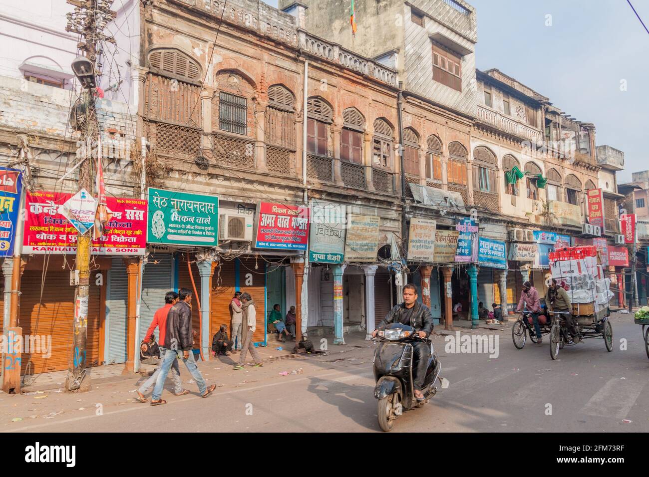 LUCKNOW, INDIA - FEBRUARY 3, 2017: Street in the center of Lucknow ...