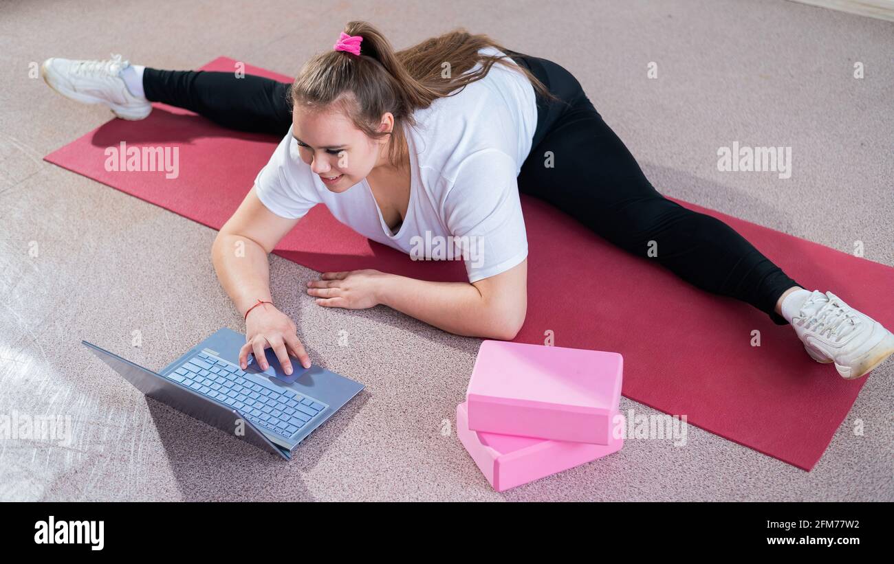 Fat girl doing gymnastics sports hi-res stock photography and images ...