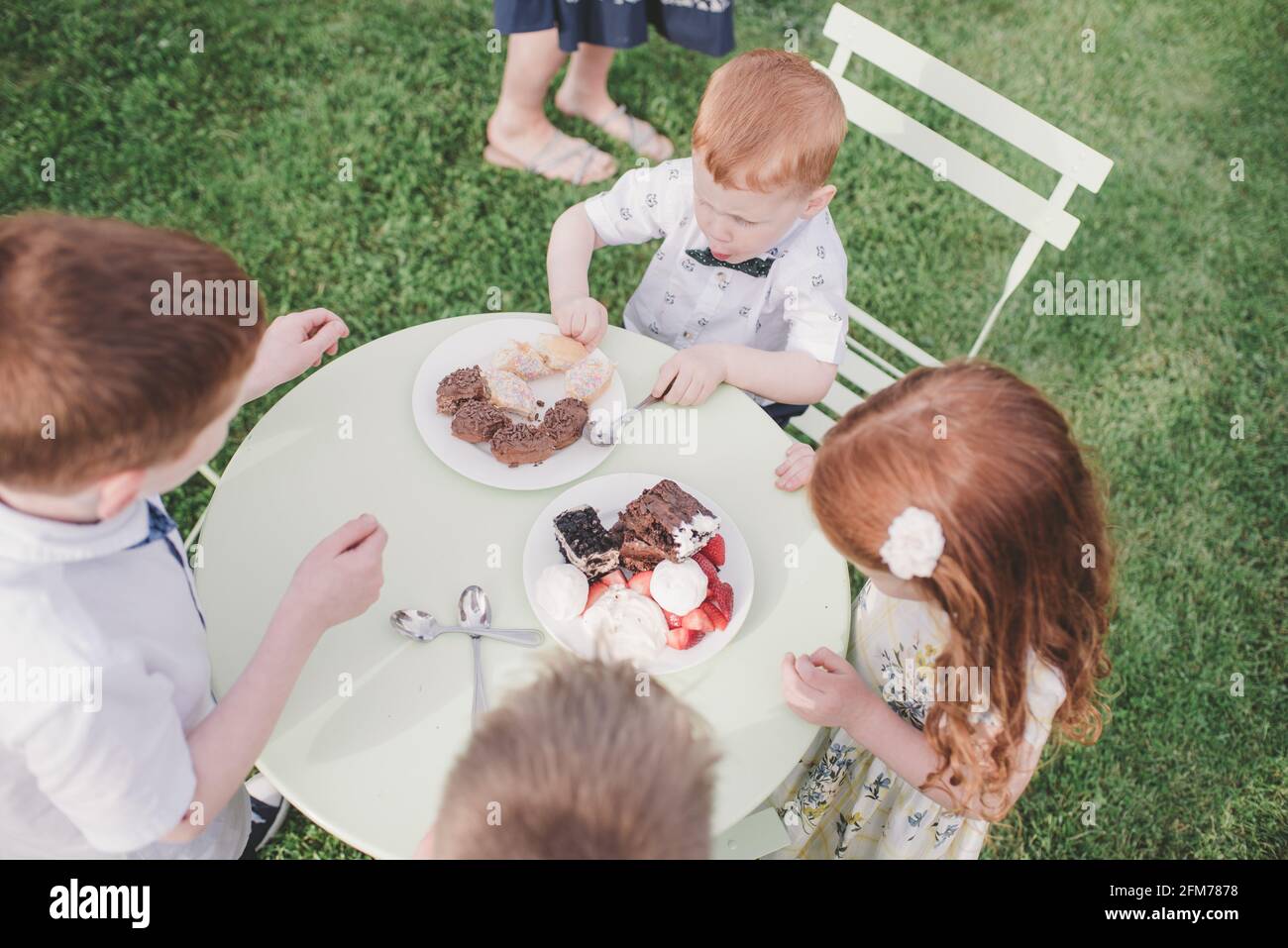 Sitting at a round table hi-res stock photography and images - Alamy