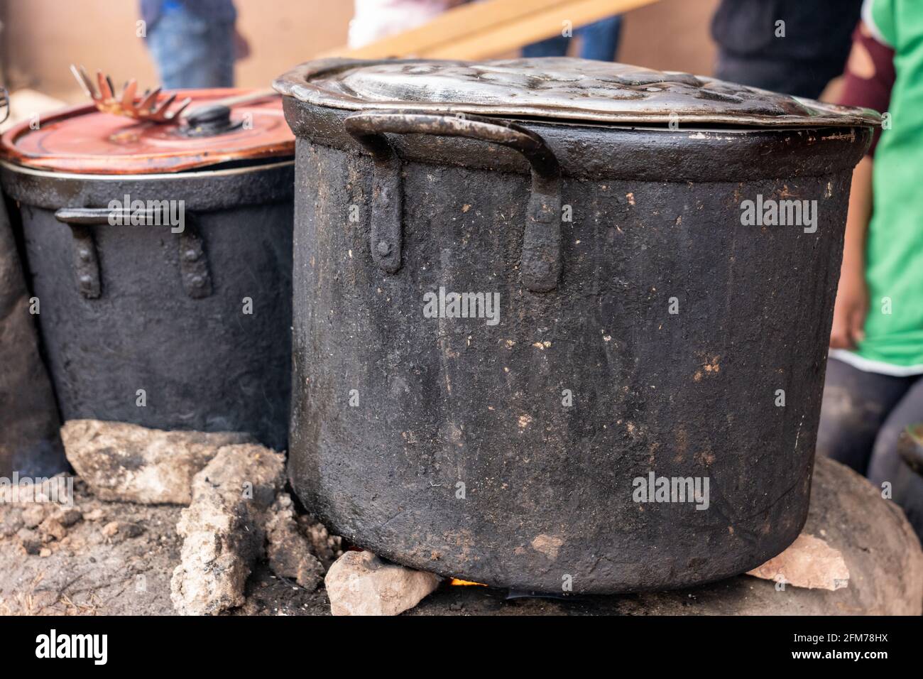 Communal cooking pots in Puka Pukara in Peru Stock Photo - Alamy
