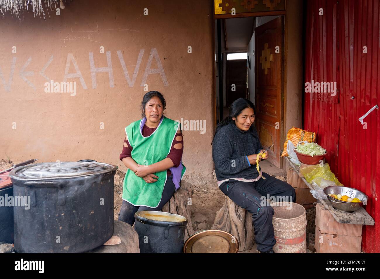 Black cooking pots hi-res stock photography and images - Alamy