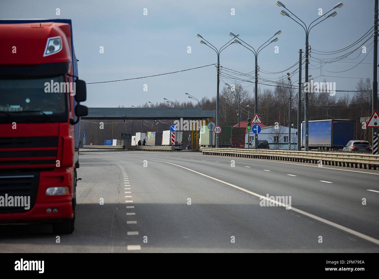Commercial trucks border crossing hi-res stock photography and images ...