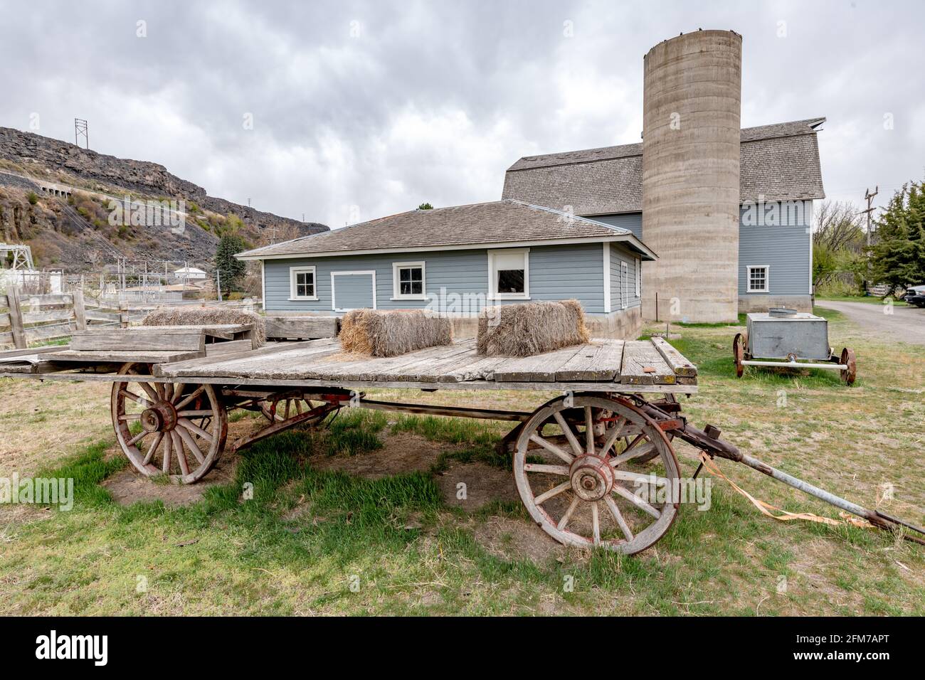 Wood wheeled farm wagon hi-res stock photography and images - Alamy