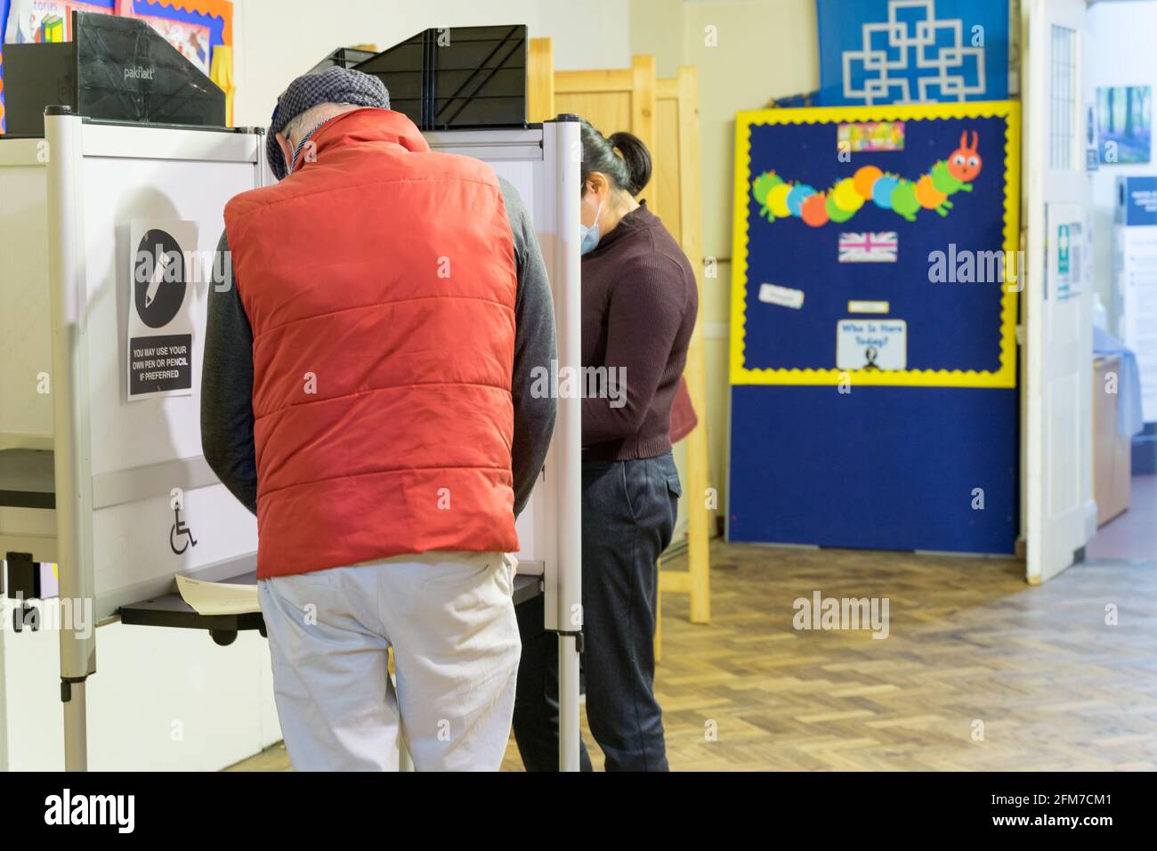 Voting with paper ballots hi-res stock photography and images - Alamy