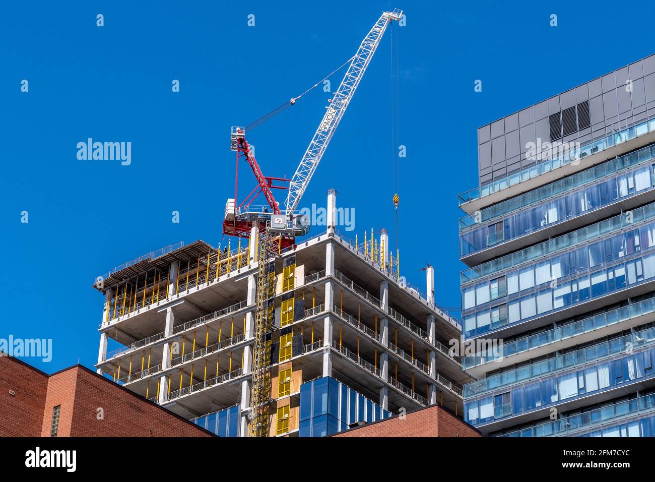 Toronto construction crane hi-res stock photography and images - Alamy