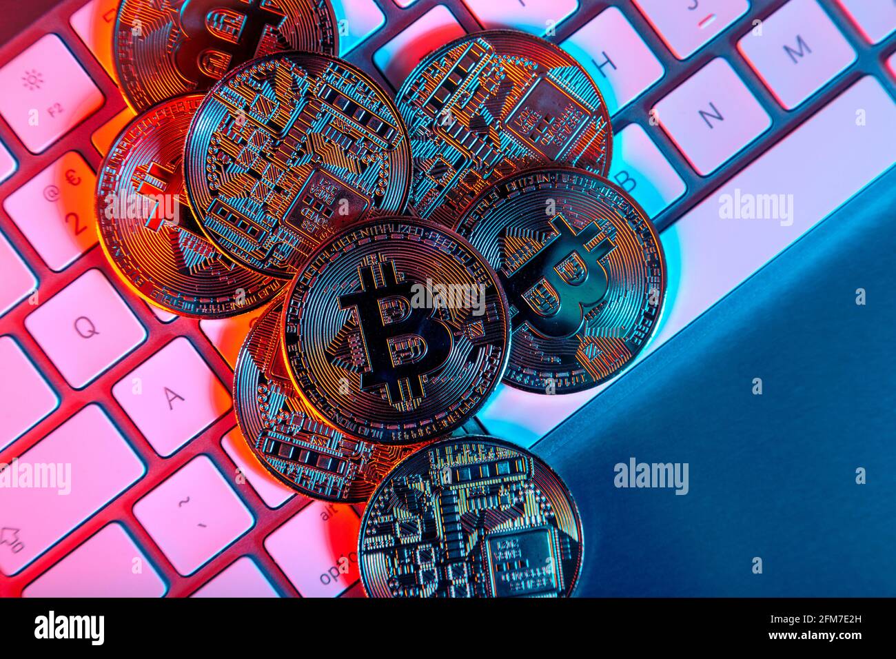 Keyboard money hi-res stock photography and images - Alamy