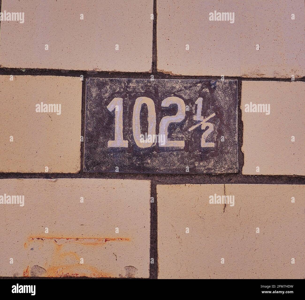 House number 102 sign hi-res stock photography and images - Alamy