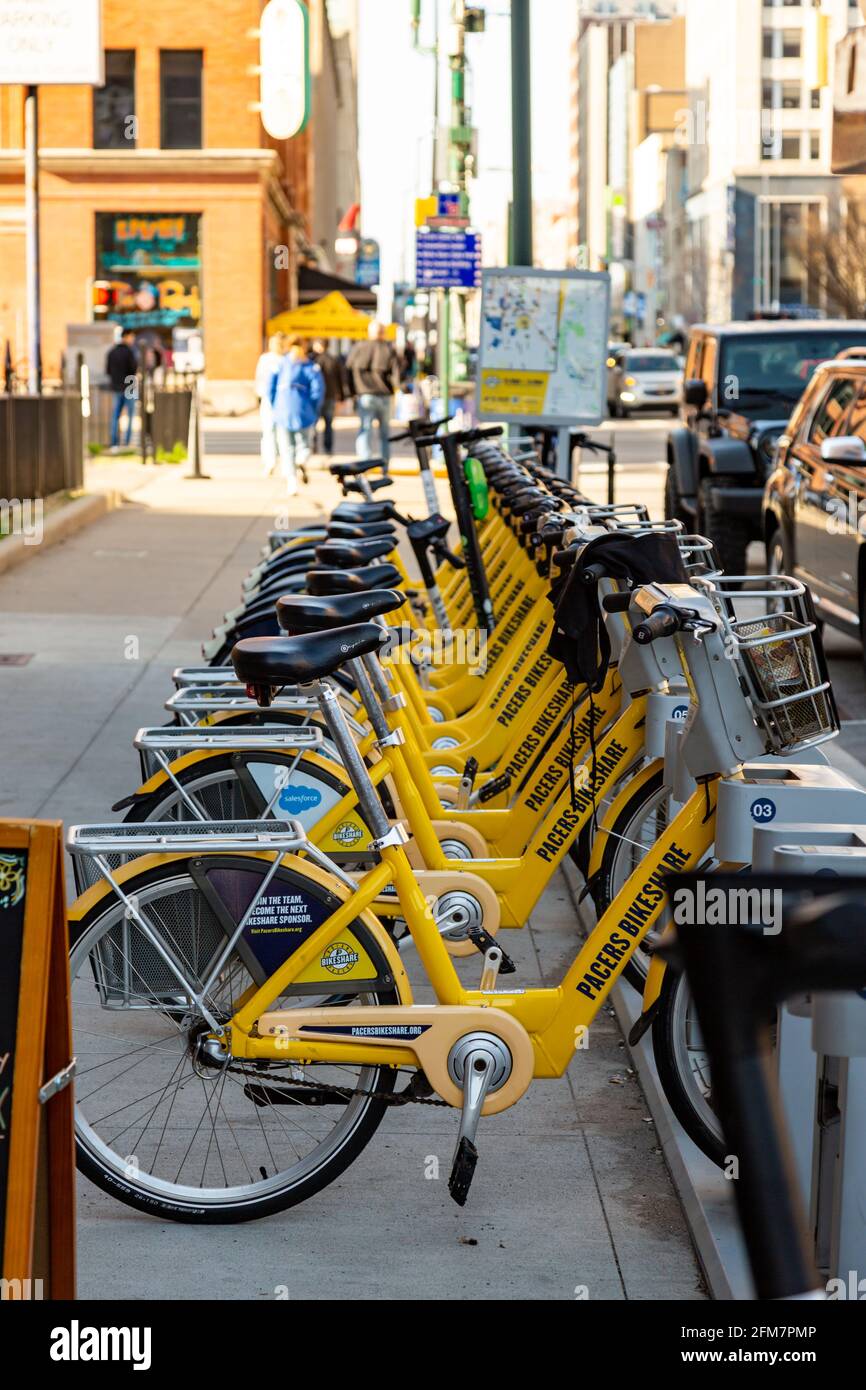 Downtown indianapolis bike rental hi-res stock photography and images ...