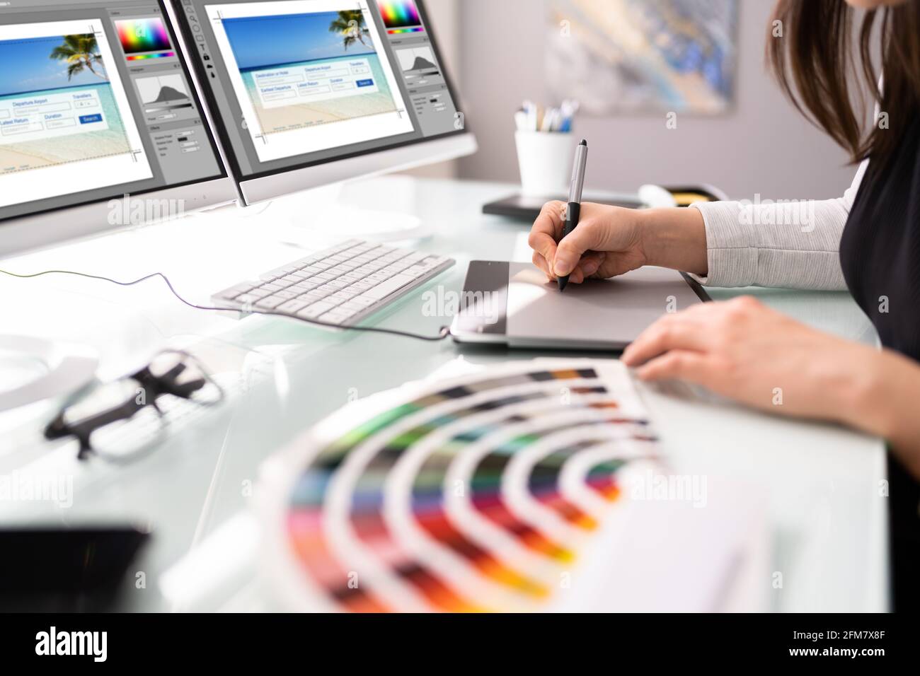 Female graphic designer hi-res stock photography and images - Alamy