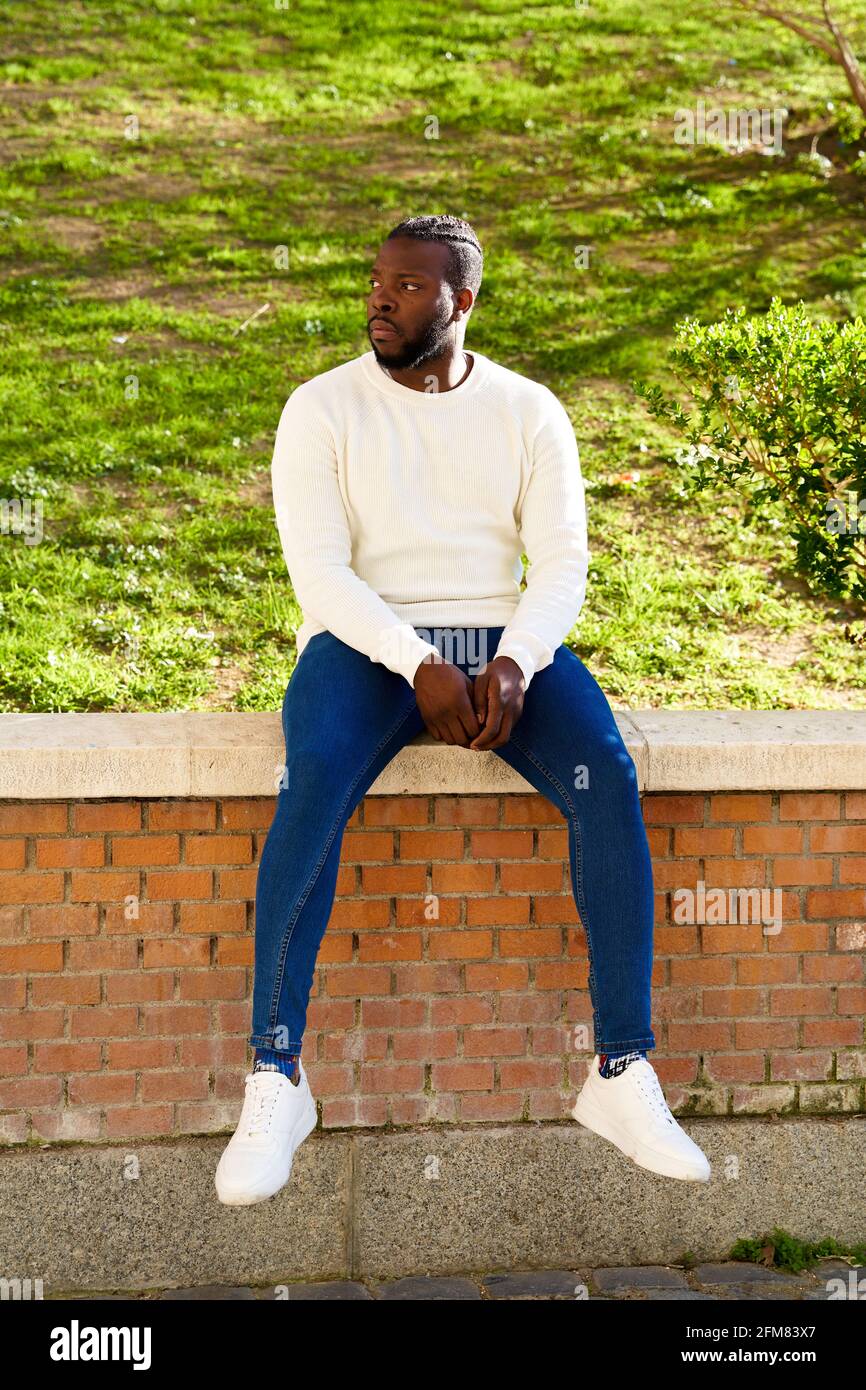 Man sitting on the wall hi-res stock photography and images - Alamy