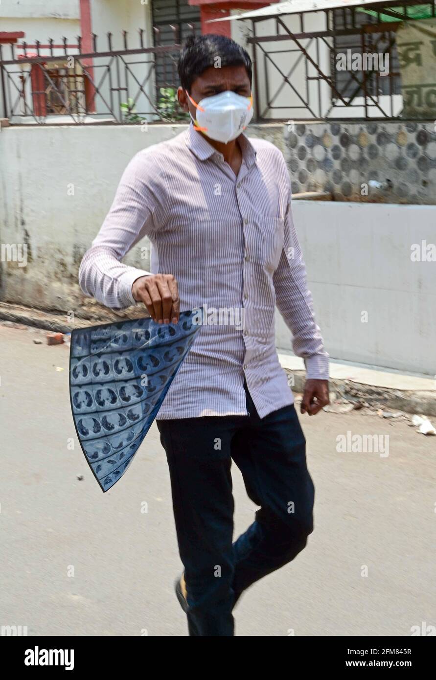 Prayagraj, Uttar Pradesh, India. 7th May, 2021. Prayagraj: Family ...