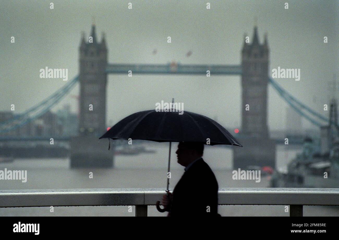 Raining in london hi-res stock photography and images - Alamy