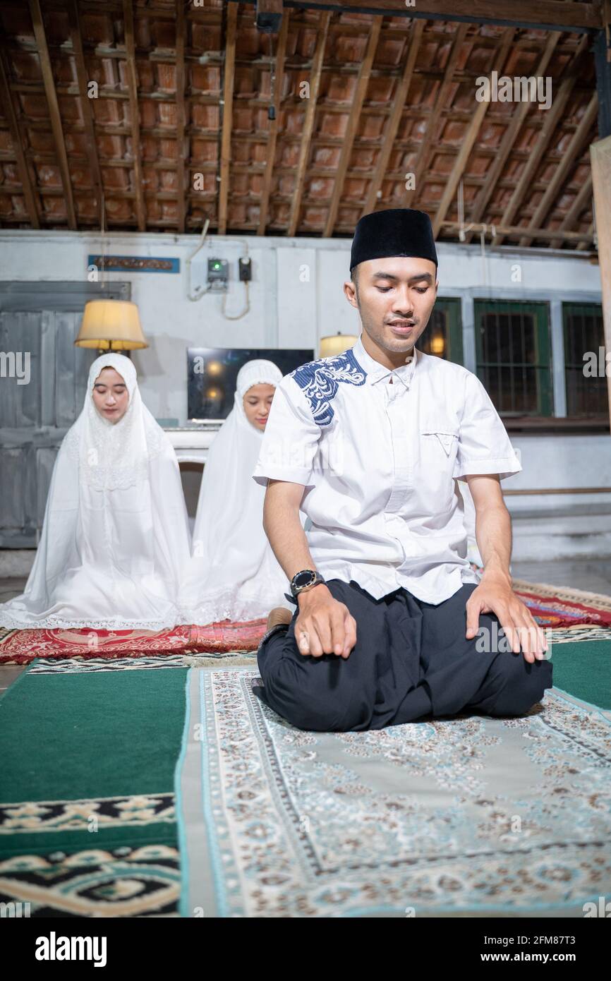 muslim family praying jamaah together at home Stock Photo - Alamy