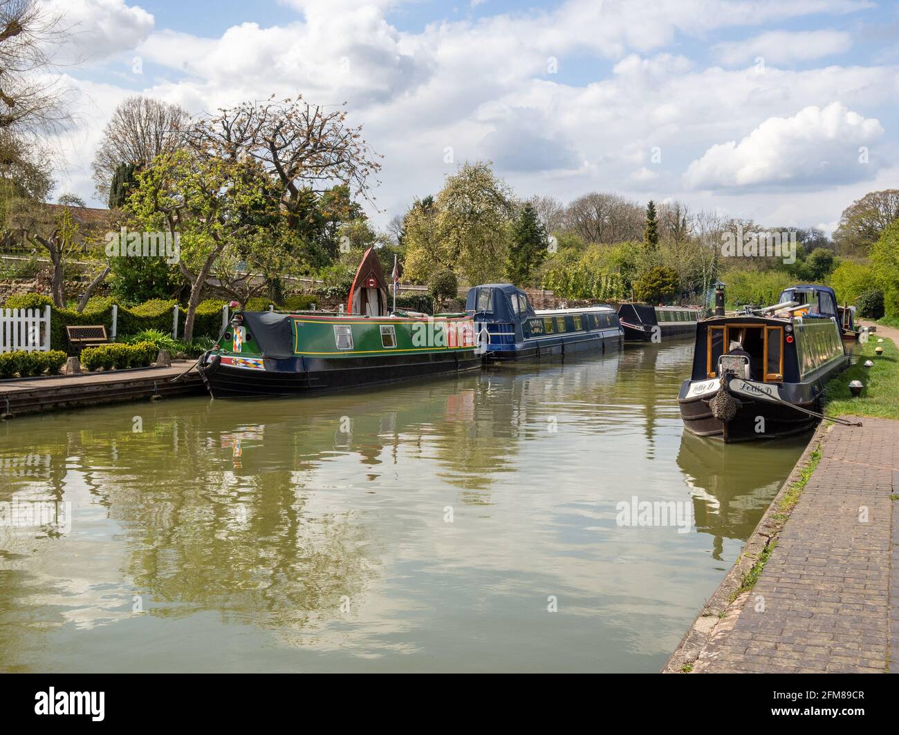 Narrowboats narrow boats hi-res stock photography and images - Alamy