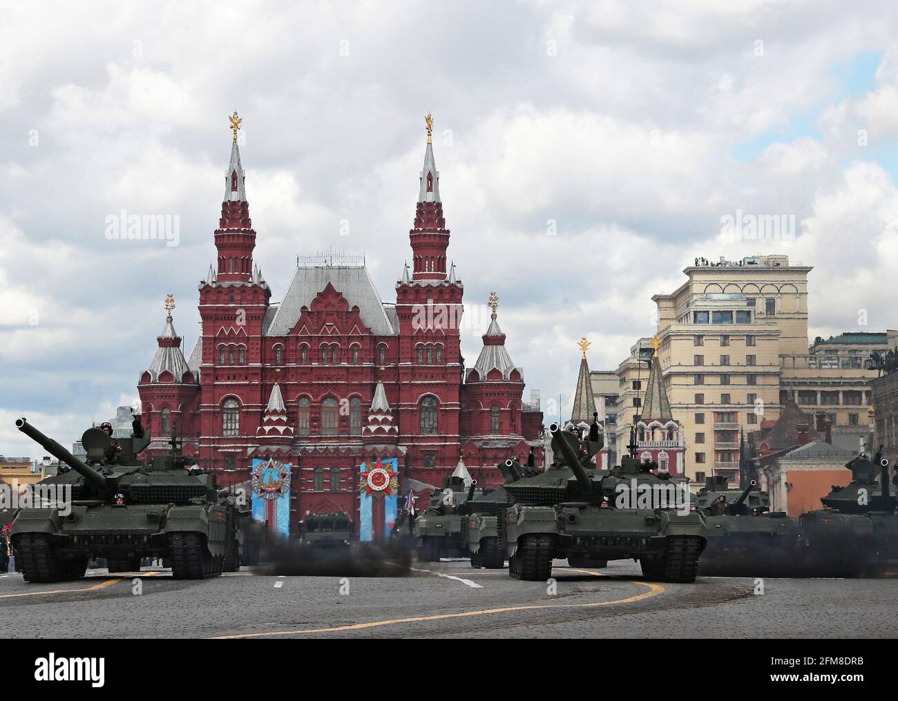 Russian tanks in red square hi-res stock photography and images - Alamy