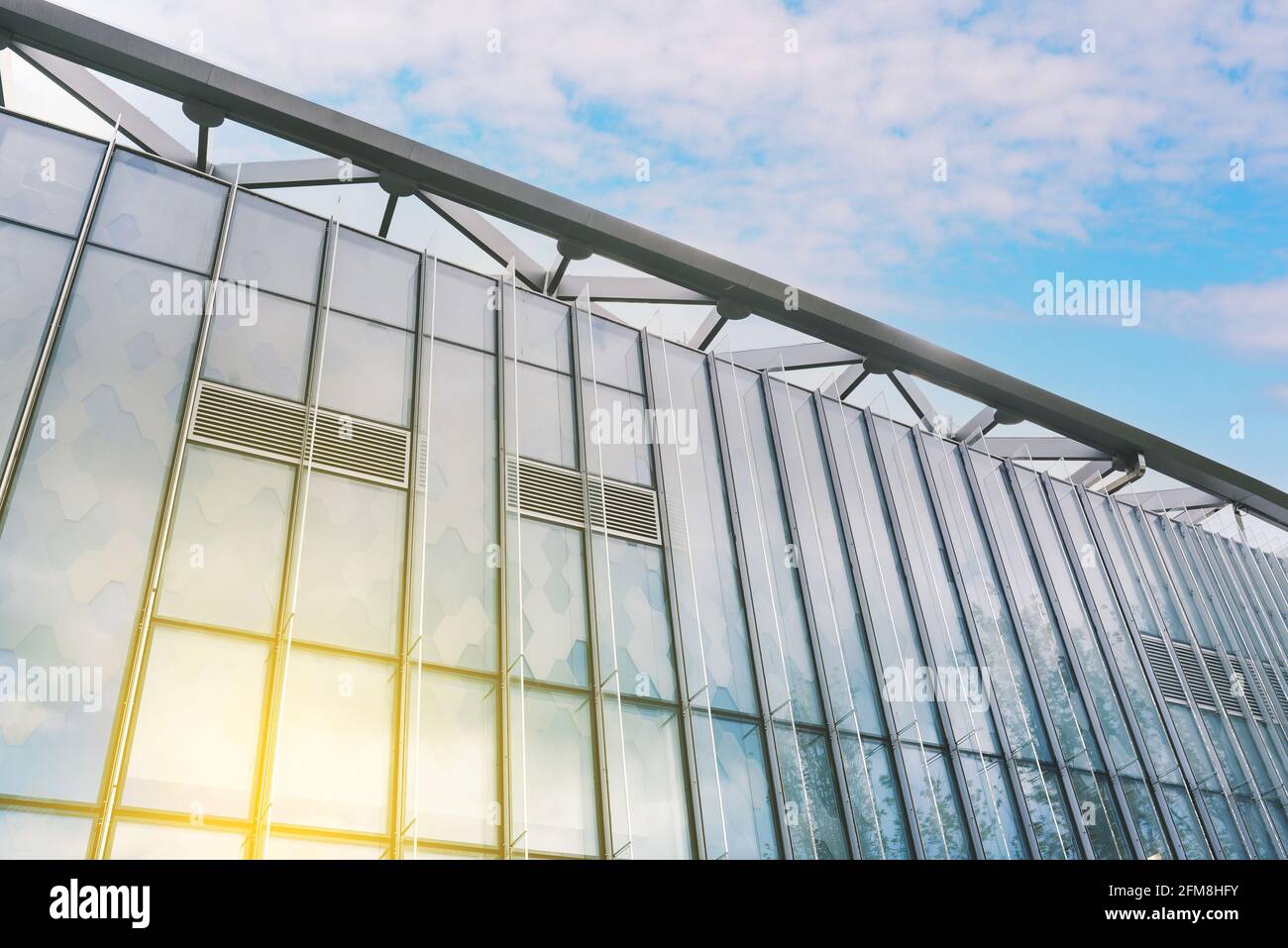 Sun glare modern building hi-res stock photography and images - Alamy