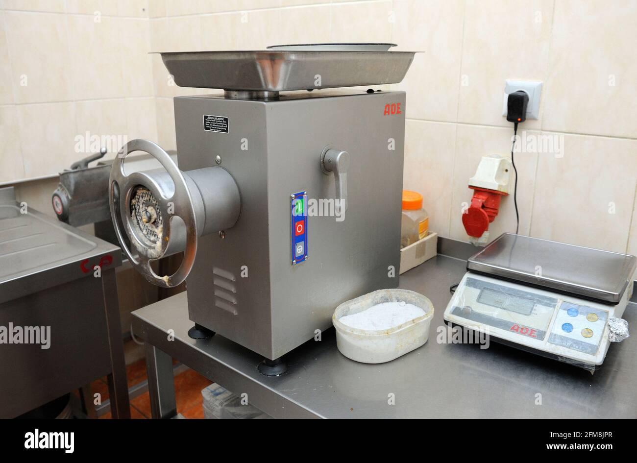 In the kitchen: blender set on a kitchen counter Stock Photo - Alamy