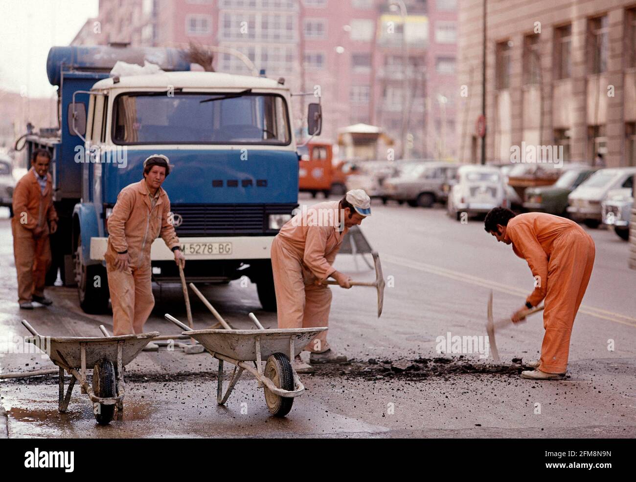 OBREROS REPARANDO UNA CALLE - FOTO AÑOS 70 Stock Photo - Alamy