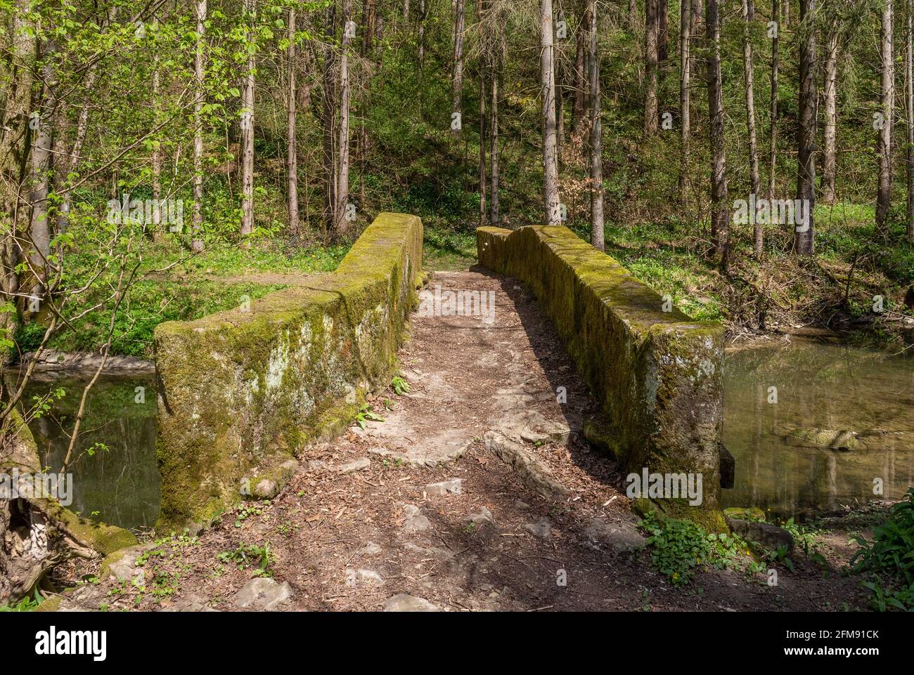 Small stone bridge hi-res stock photography and images - Alamy