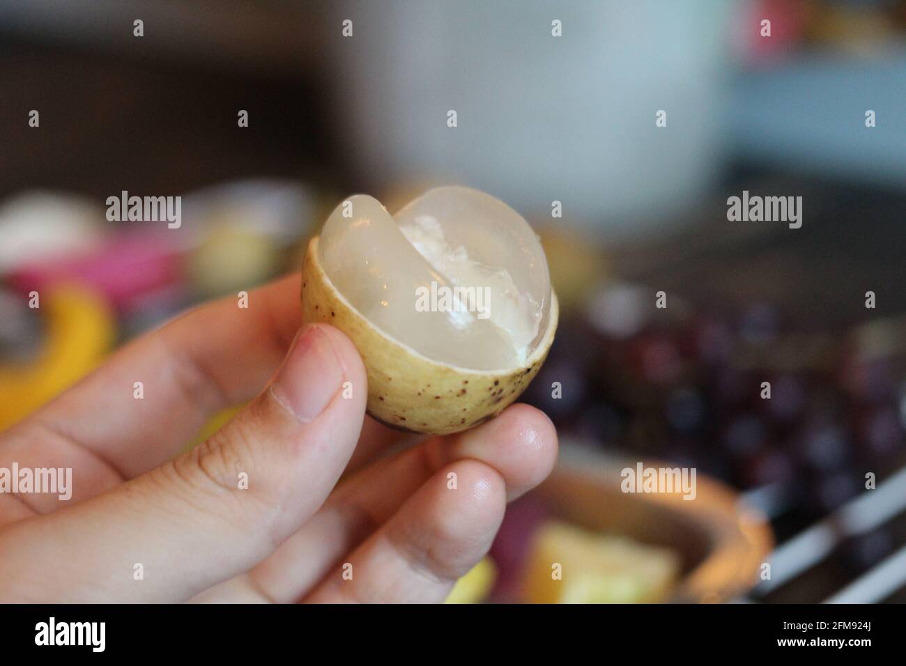 Juicy ripe fruit hands farmer hi-res stock photography and images - Alamy