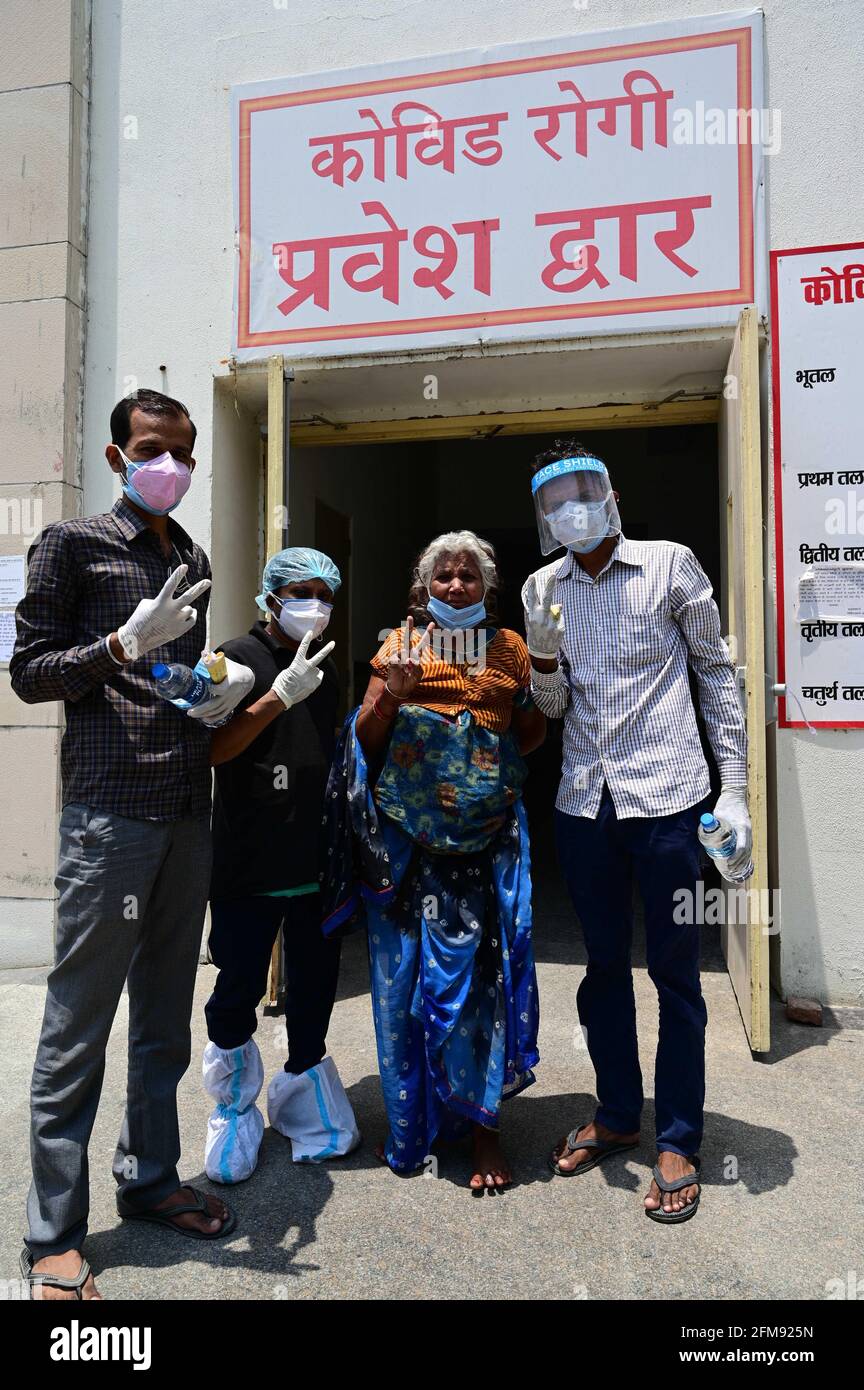 Prayagraj, India. 06th May, 2021. Family members and COVID19 patient ...