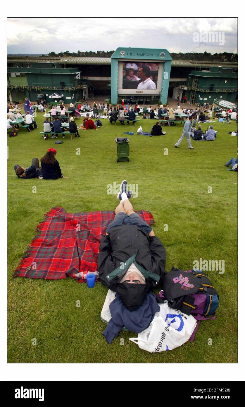 Day ONE of Wimbledon......pic David Sandison 21/6/2004 Stock Photo - Alamy