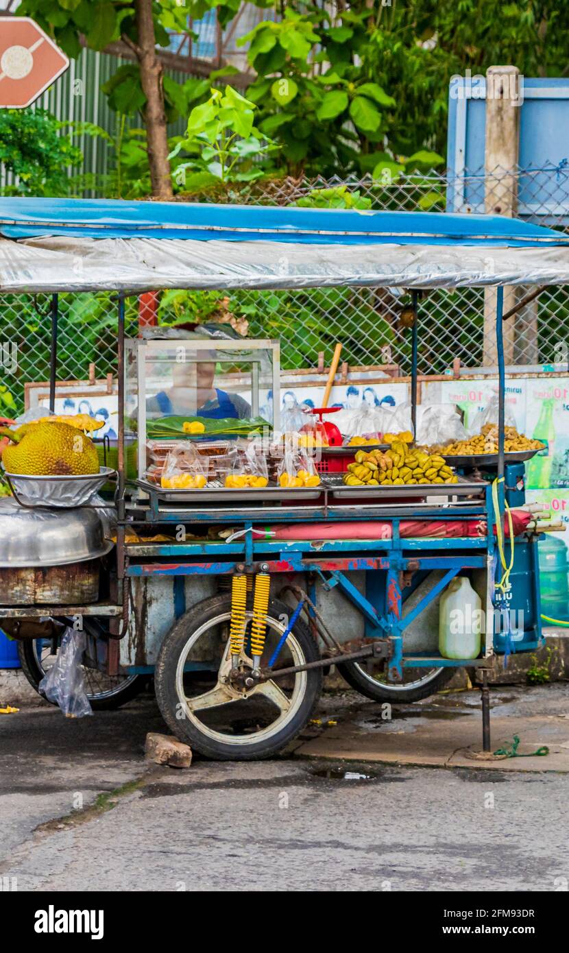 Bangkok Thailand 22. Mai 2018 Buying food and fruits like jackfruit at ...