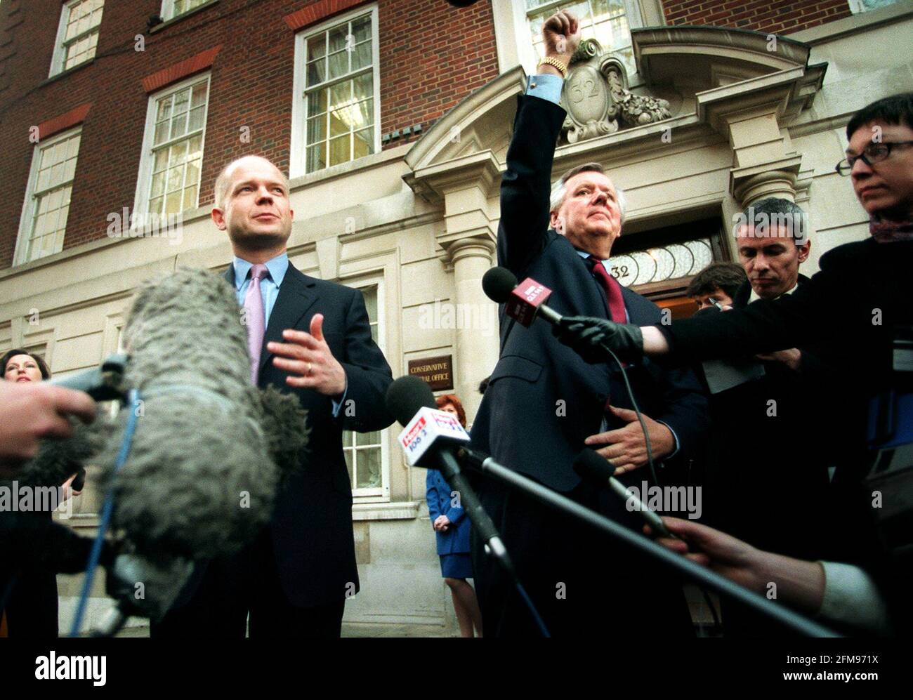 Steven Norris MP January 2000 with William Hague MP outside ...