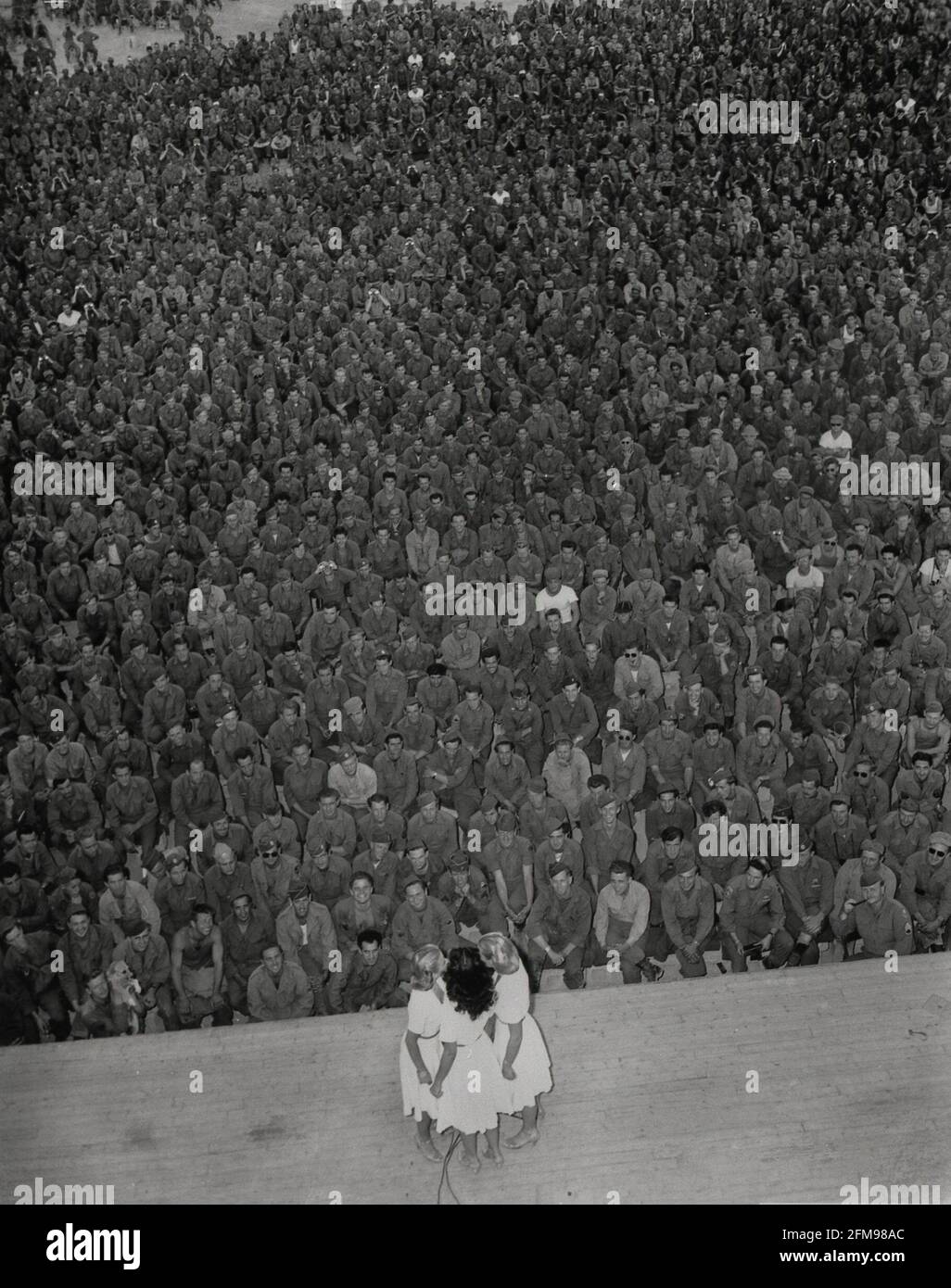 Female singing wwii hi-res stock photography and images - Alamy