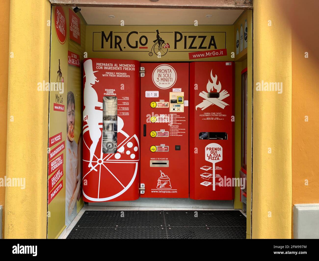 Pizza machine italy hi-res stock photography and images - Alamy