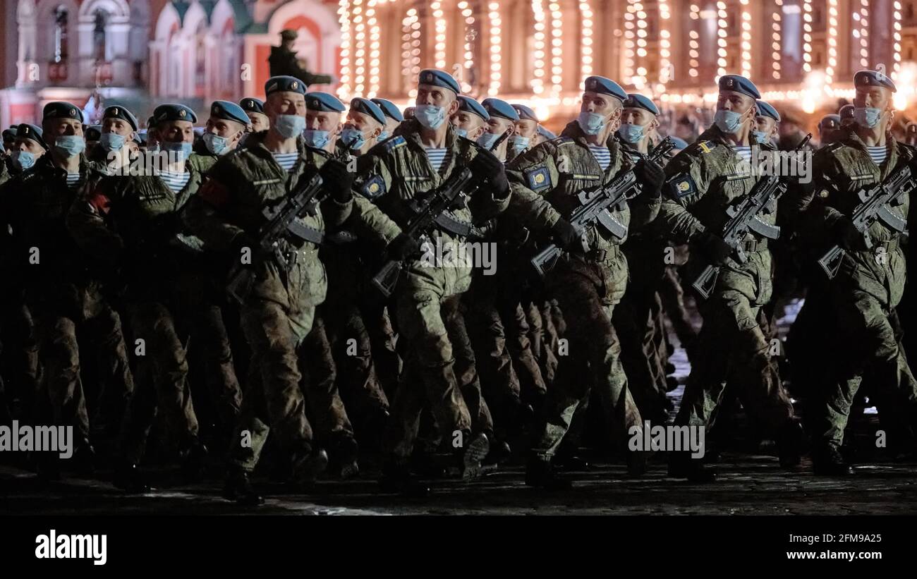 Build up troops with machine guns at the Red Square.Militarized ...