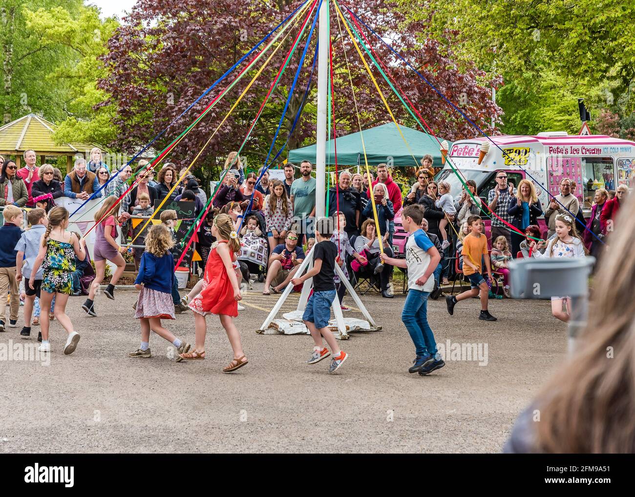 English maypole traditional village hi-res stock photography and images ...