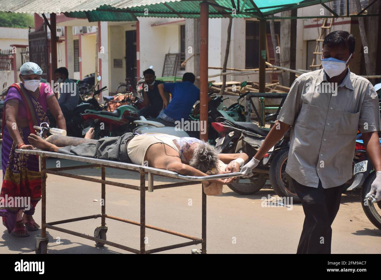 Prayagraj, India. 06th May, 2021. Family members shift a COVID-19 ...
