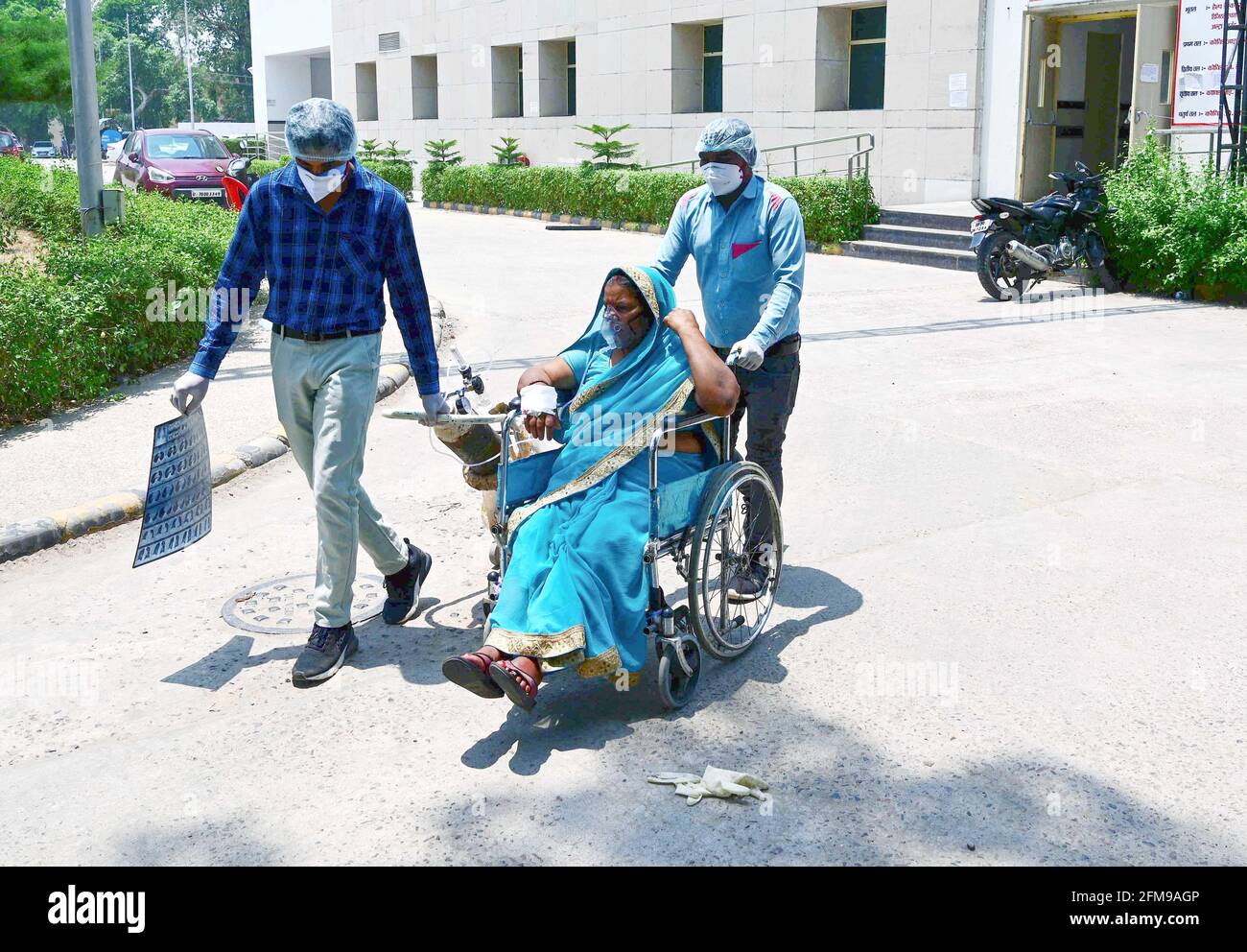 Prayagraj, India. 06th May, 2021. Family members shift a COVID19 ...
