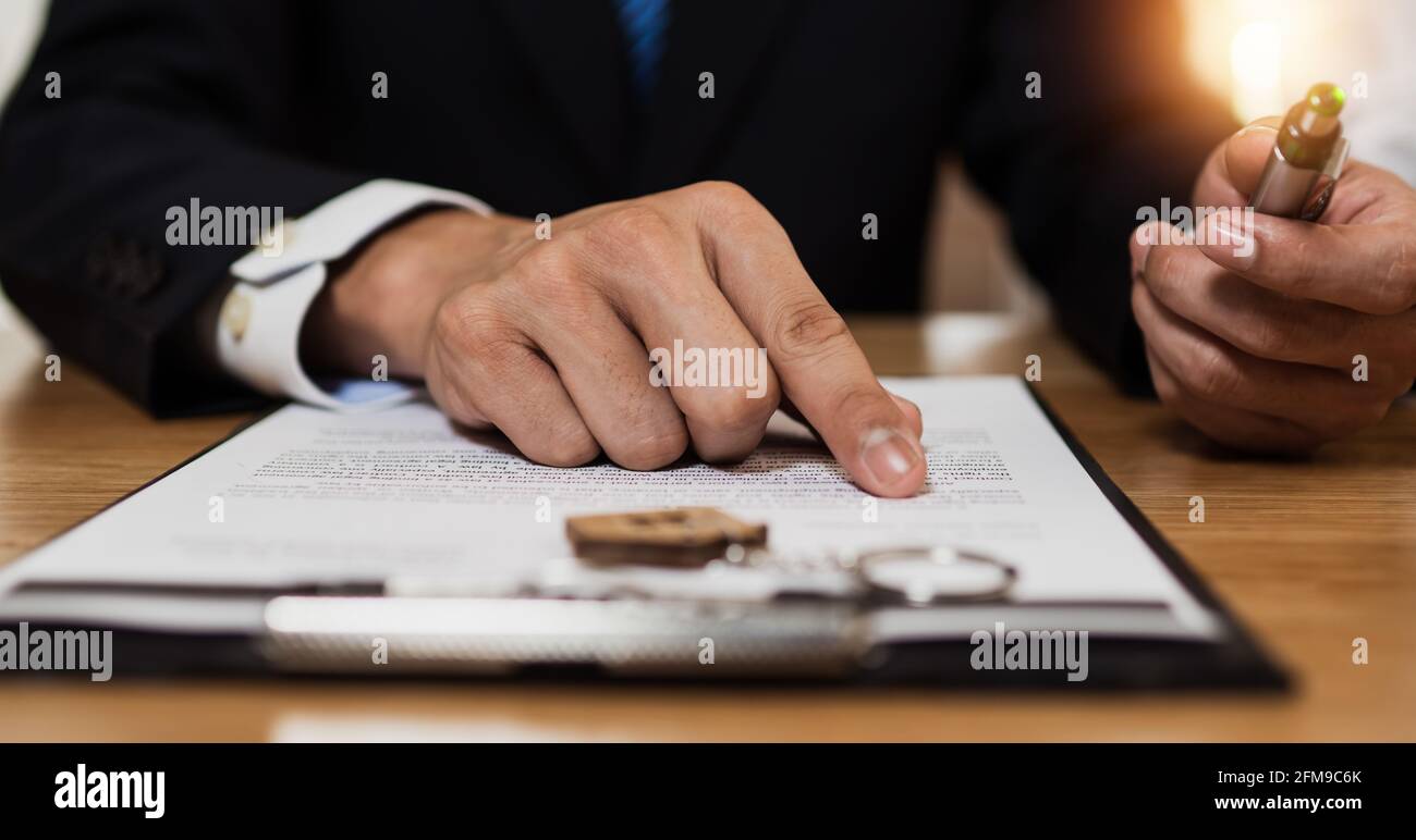 Hand signing check hi-res stock photography and images - Alamy