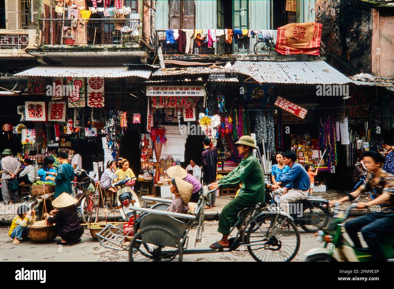 Colourful hustle and bustle hi-res stock photography and images - Alamy