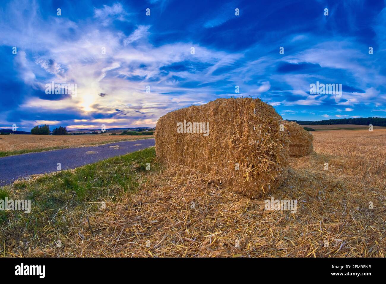 Hay bale sunset hi-res stock photography and images - Alamy