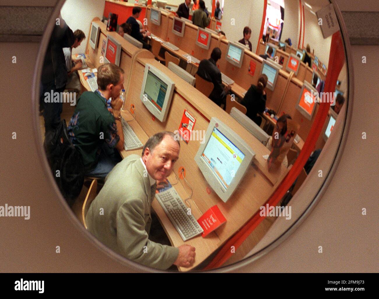 KEN LIVINGSTONE MAYOR OF LONDON OCTOBER 2000 WENT TO AN INTERNET CAFE ...