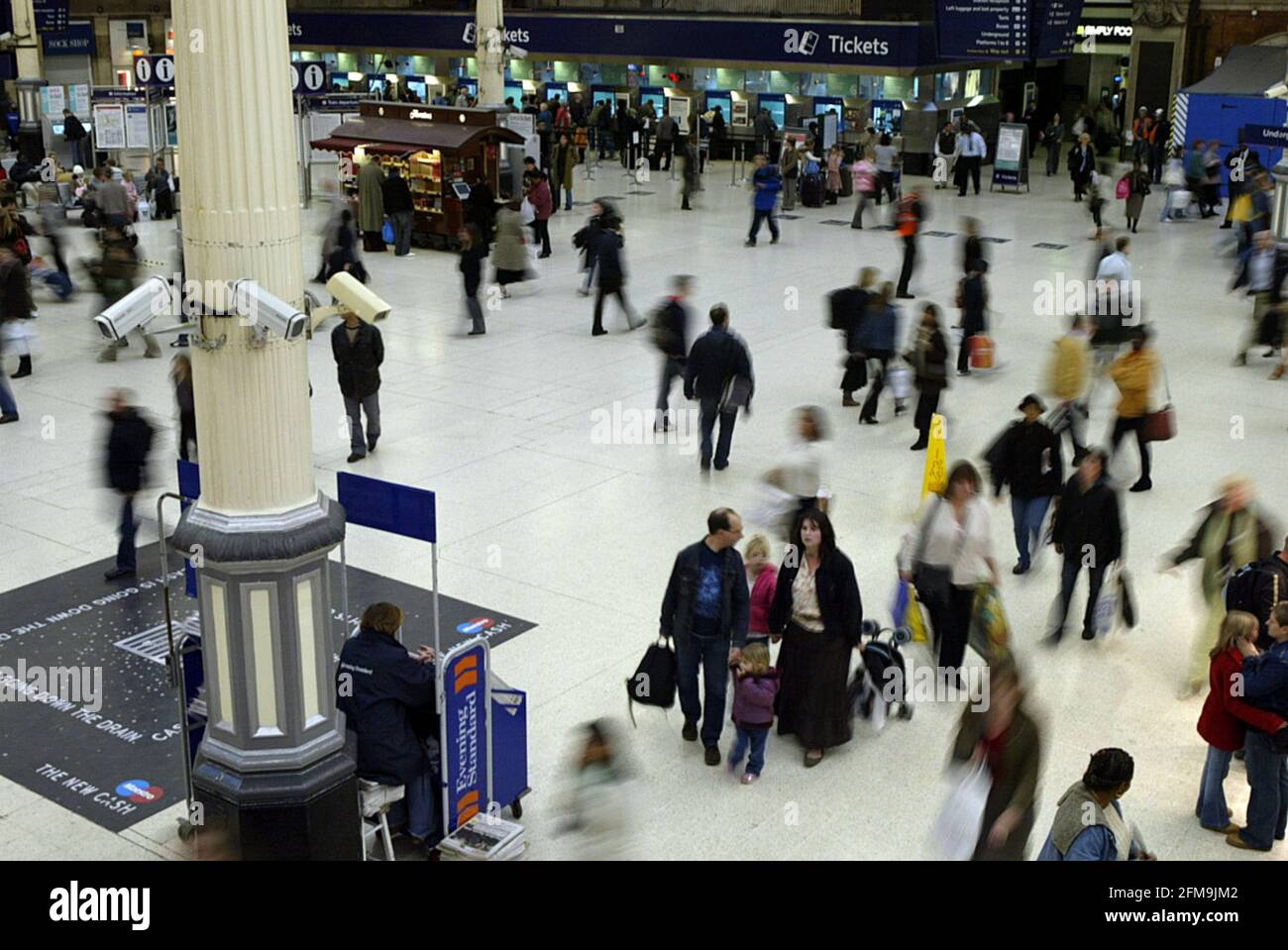 Victoria station london archive hi-res stock photography and images - Alamy